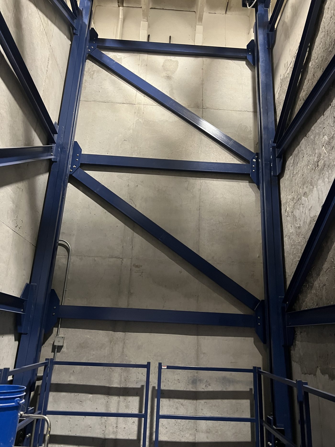 Free-Standing Mechanical Vertical Lift - Western Storage and Handling